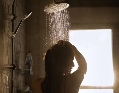 Douche du matin ou douche du soir ? | Kinedo